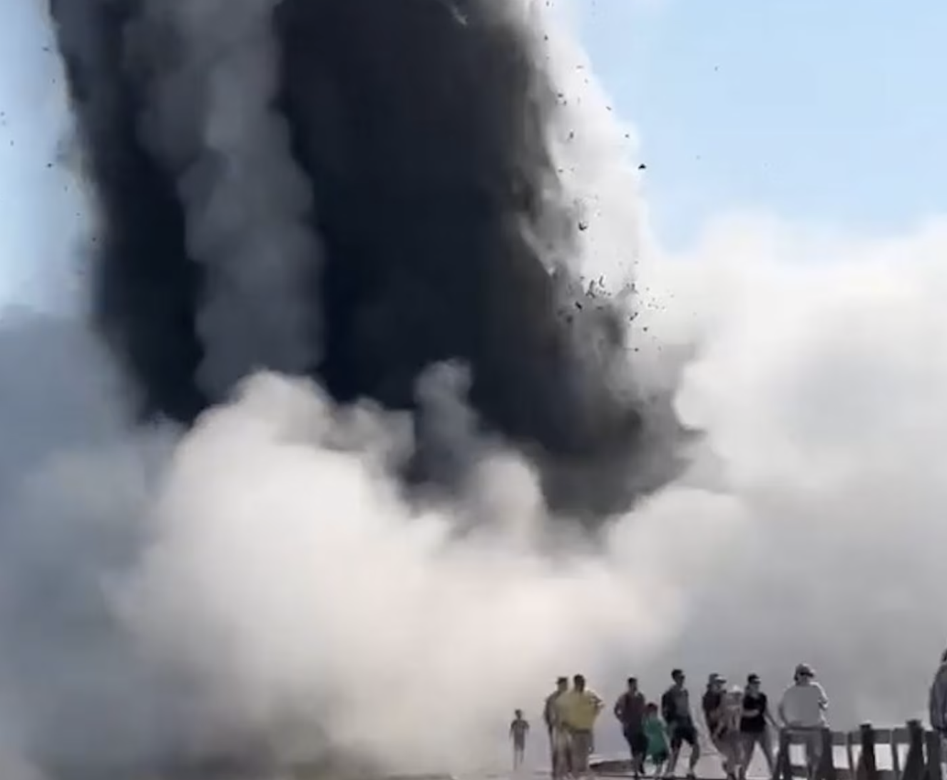Yellowstone geyser explosion sends visitors running | The Transmission ...
